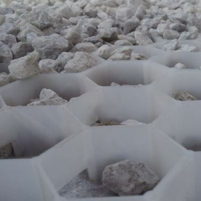 Gravel grid system for stabilizing gravel, direct import