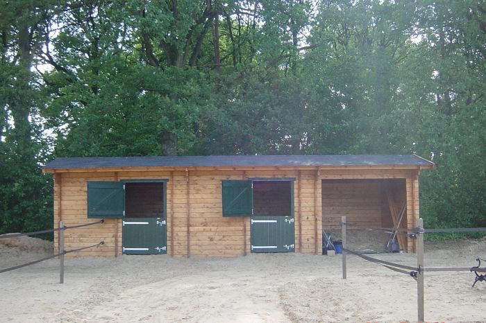Box cheval en bois 10,3x3,8m, import direct